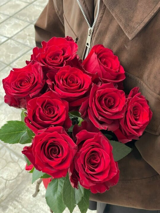 Букет из 9 премиум красных роз Эквадор в ленте для подарка любимым