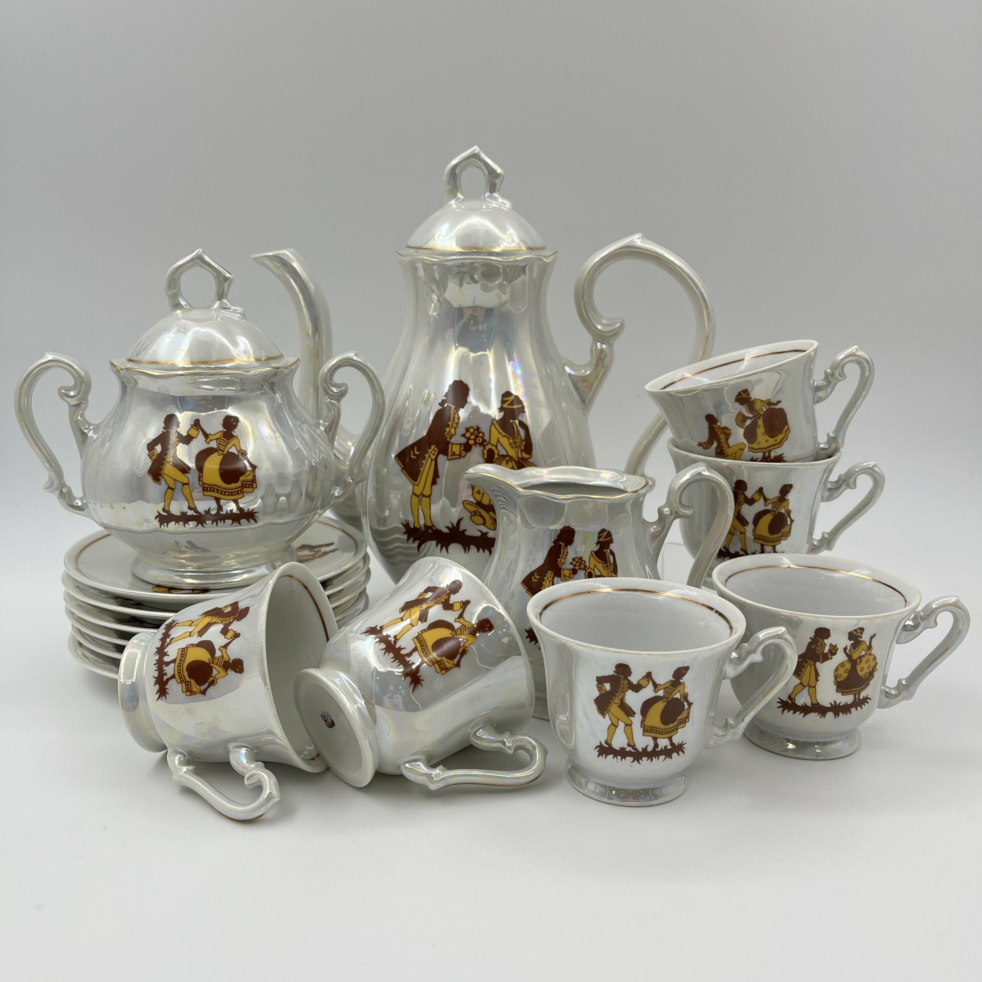 Сервиз кофейный на 6 персон, украшенный изображением галантных сцен (15 предметов)
