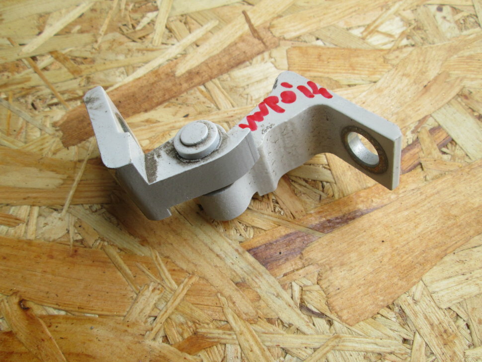 Петля двери правая 7N0831402 VW, Skoda б/у