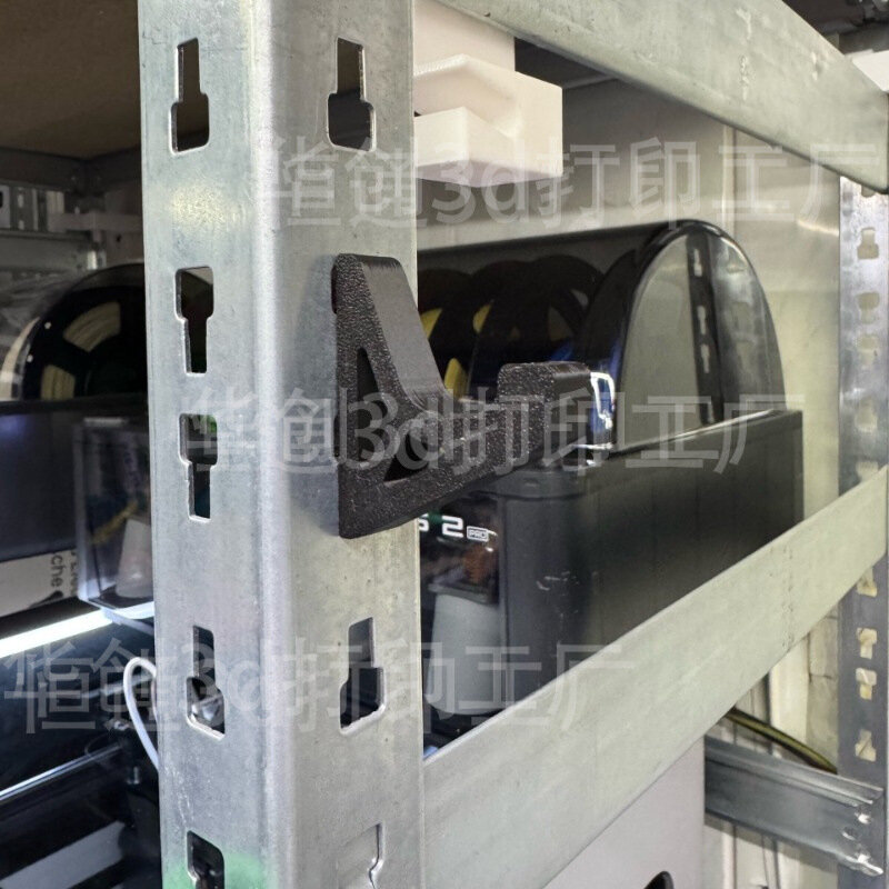 Новые тяжелые крючки для полок, изготовленные на 3D-принтере, используются для крепления к поперечным балкам тяжелых стеллажей.