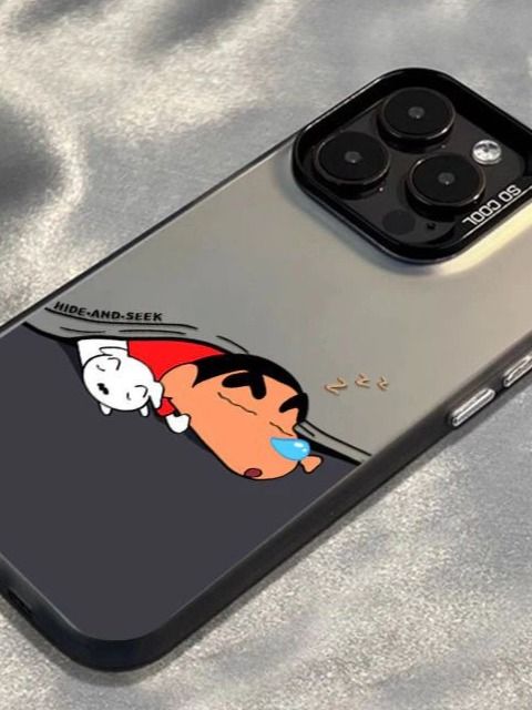 Чехол на Айфон 15 / iPhone 15 / Айфон 15 Черный с Шин-чан в прятки