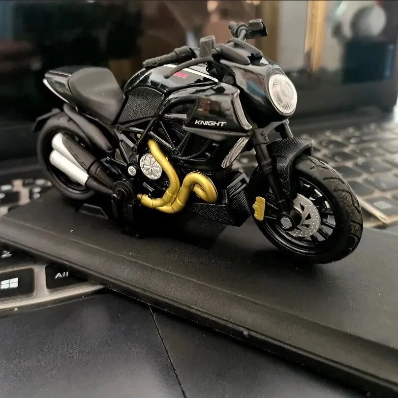 Мотоцикл-кубер из сплавов, инерционный механизм, коллекционный, 1:18