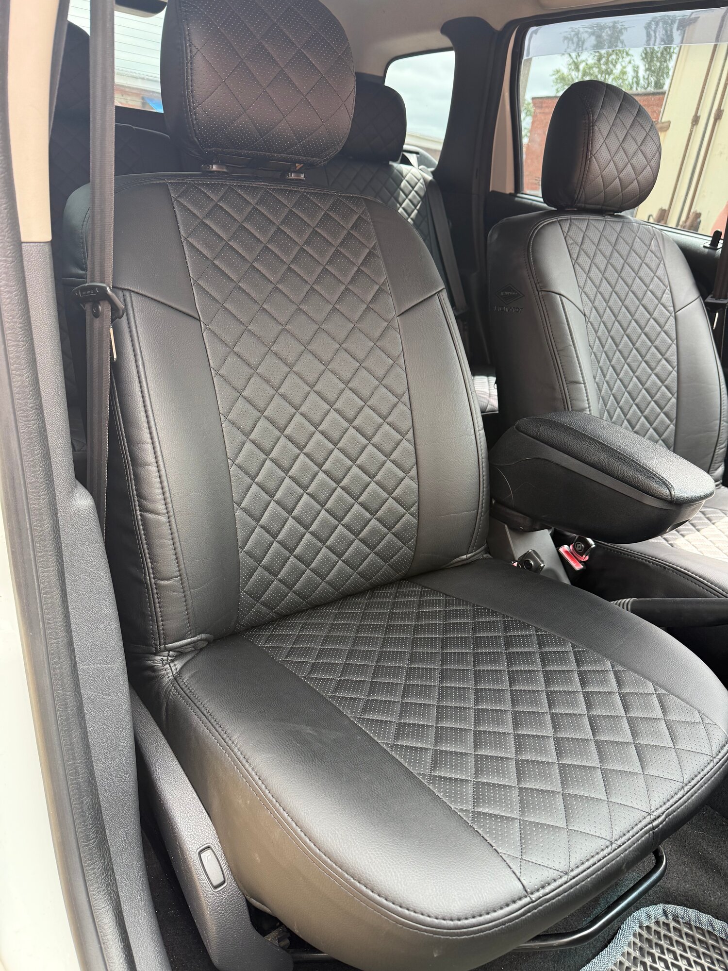 Чехлы Автопилот для Renault Sandero I (40/60) с 09-14г. / Duster с 11-15г. / Nissan Terrano III с 12г. (сидения без подушек безопасности). Экокожа, ромб, черный, черный.