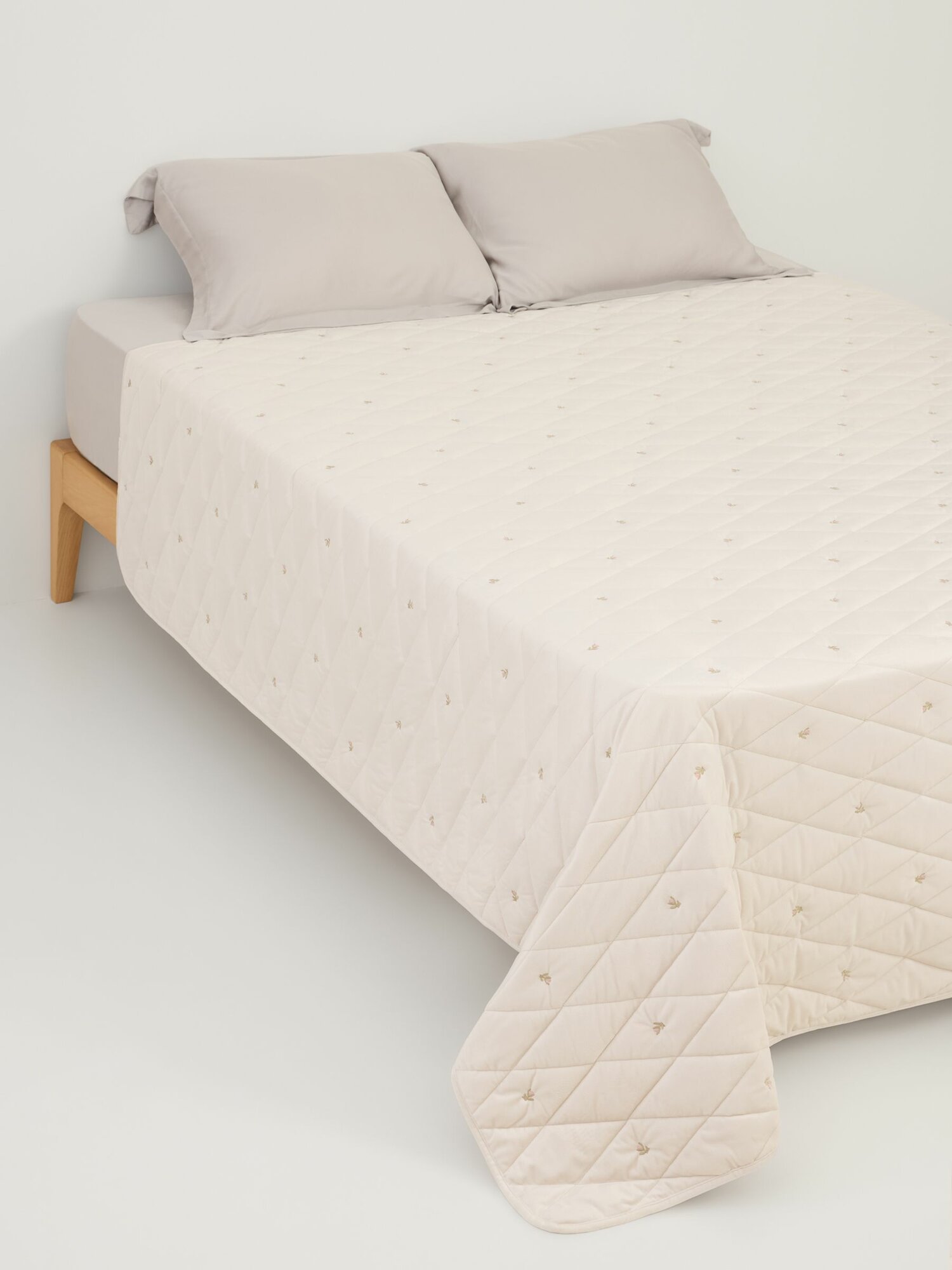 Покрывало, 220х240 см, стеганое, вельвет/микрофибра, молочное, Цветы, Stitch velvet