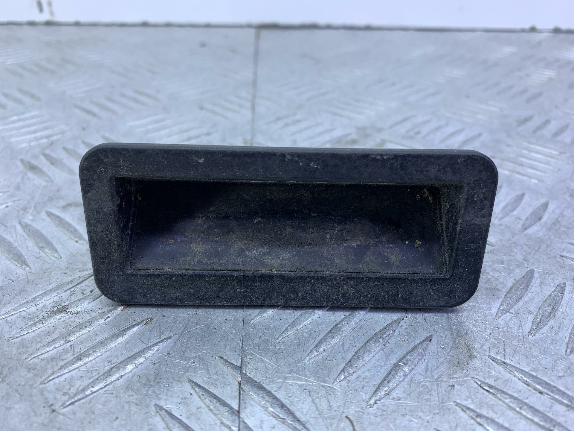 Кнопка открытия багажника Ford Fiesta 6 2010 6M51-19B514-AC