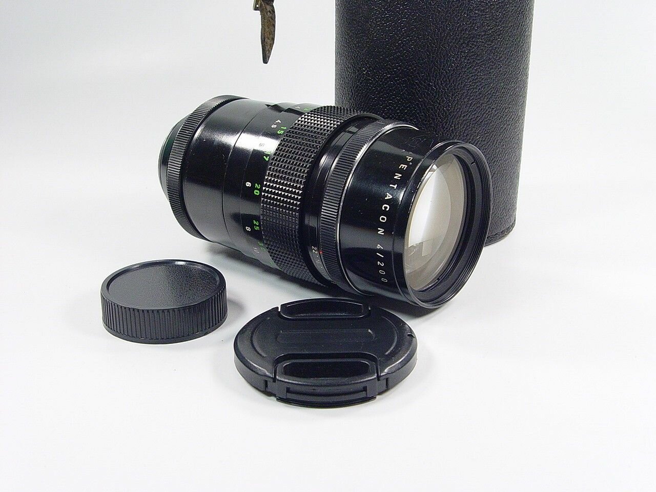 Pentacon (ex- Orestegor) f/4 200mm. М42. Made in GDR. Эталонный портретный объектив.