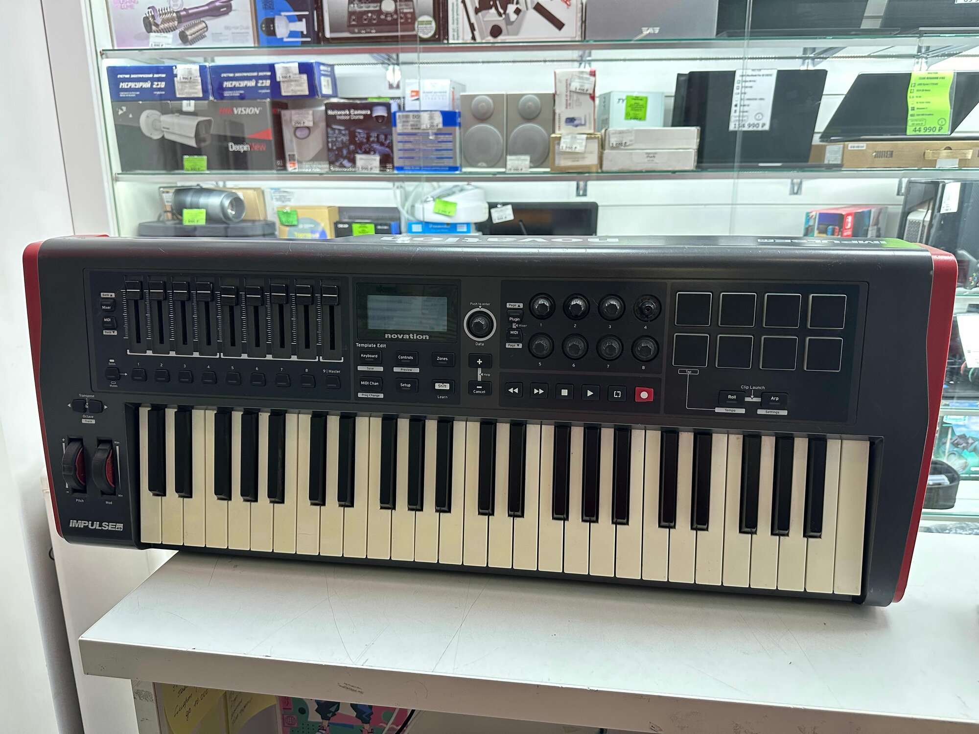 Миди клавиатура Novation Impulse 49, 8 пэдов, 49 клавиш, Pitch/Mod контроллеры — фото 1