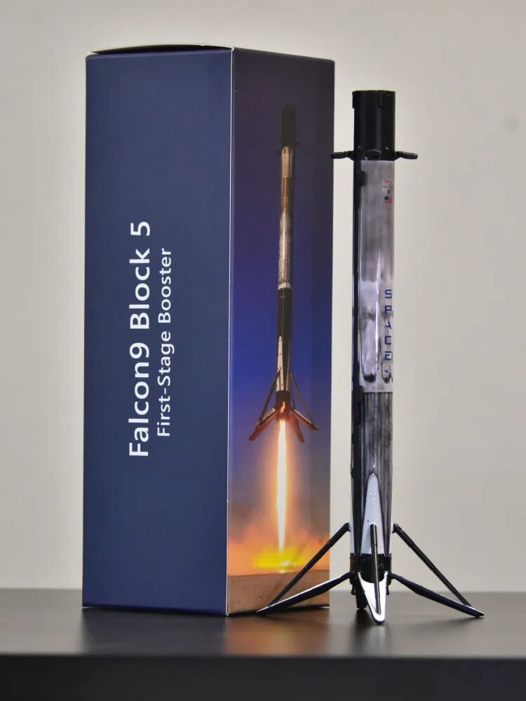 Стационарная модель положения обратного возврата первой ступени ракеты SpaceX Falcon 9 Block 5