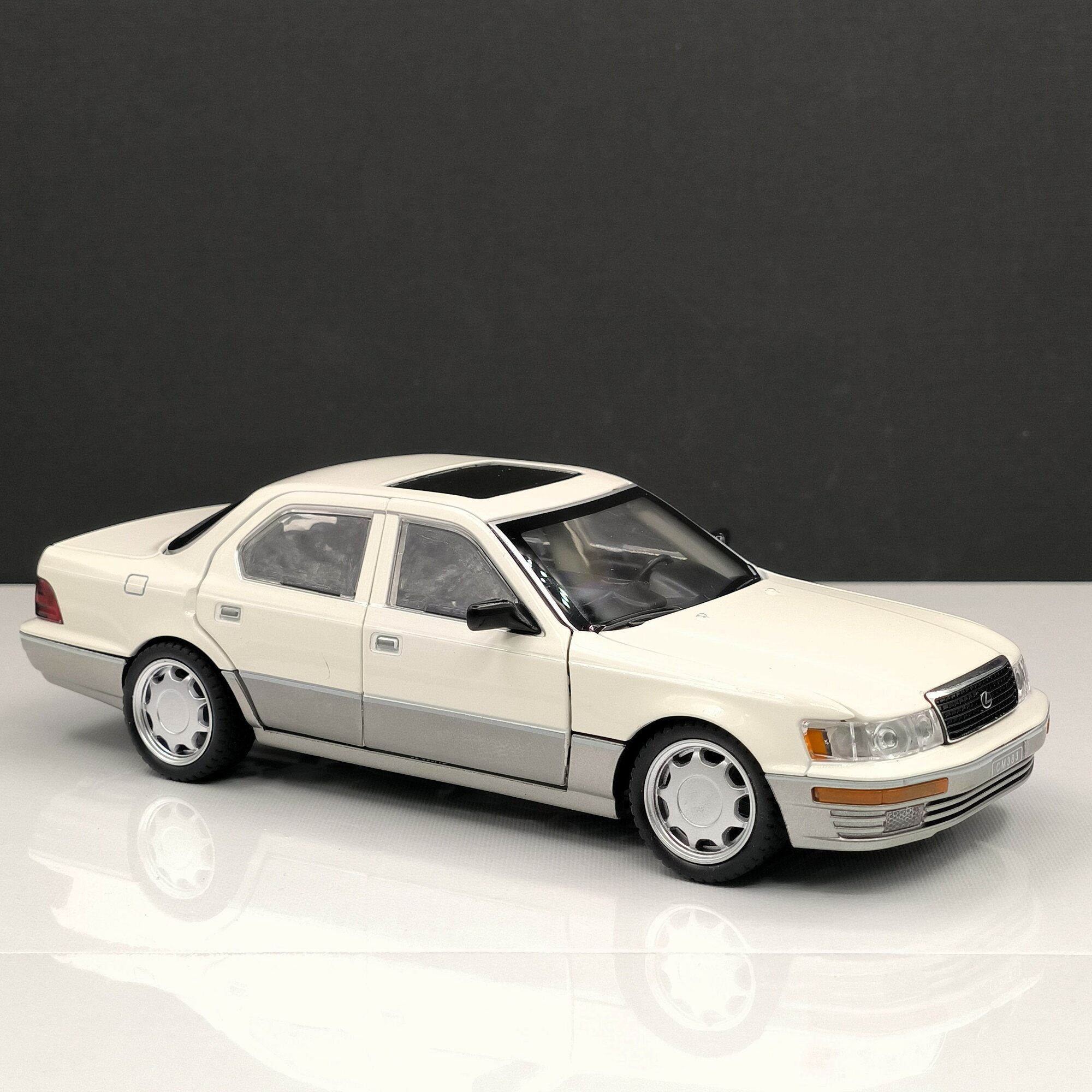 Машинка металлическая LEXUS LS400 с инерционным механизмом и свето-звуковым сопровождением. Масштаб 1:24.