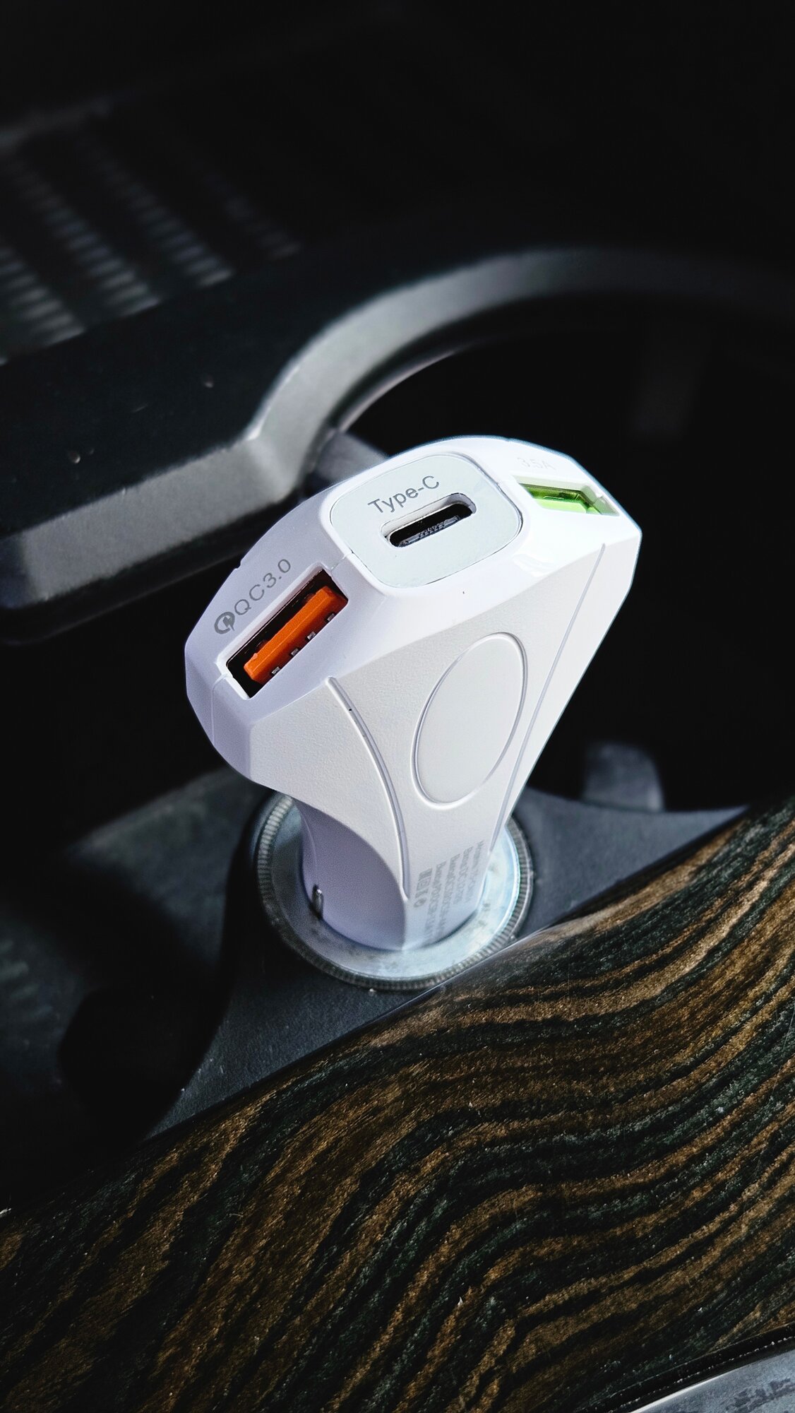 Автомобильное зарядное устройство TDS TS-CAU34, Type-C+2 USB QC3.0 3.5 A, поддержка быстрой зарядки белый