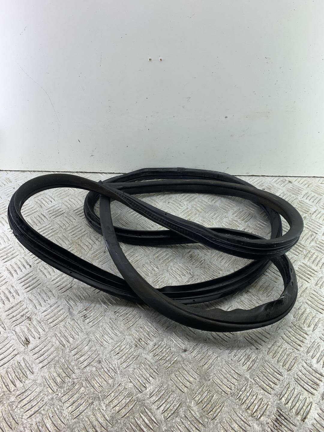 Уплотнитель дверного проема передний правый Hyundai Grand Santa Fe 2015