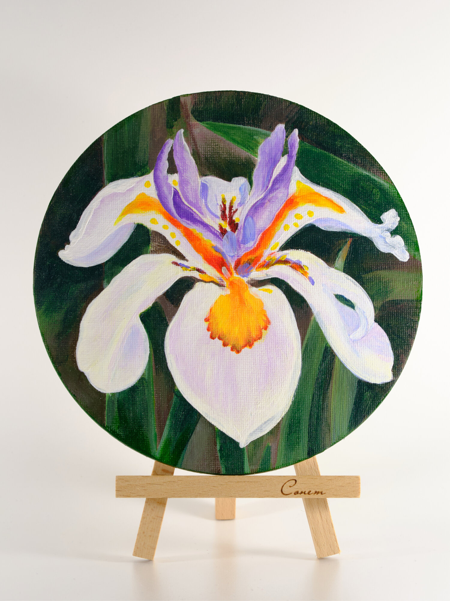 Картина ручной работы "Белый ирис" круглая, Ø18 см, акрил на холсте с мольбертом-подставкой