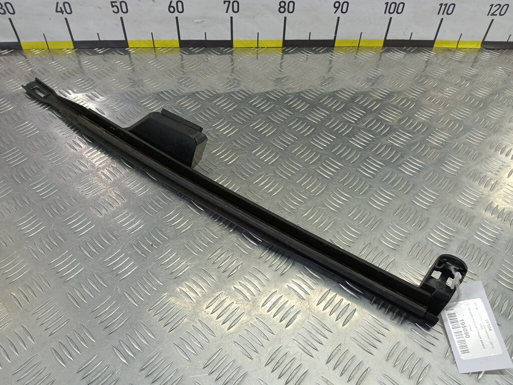 Направляющая стекла двери Б/У для Citroen Jumper II рестайлинг (2012—2025) 930447