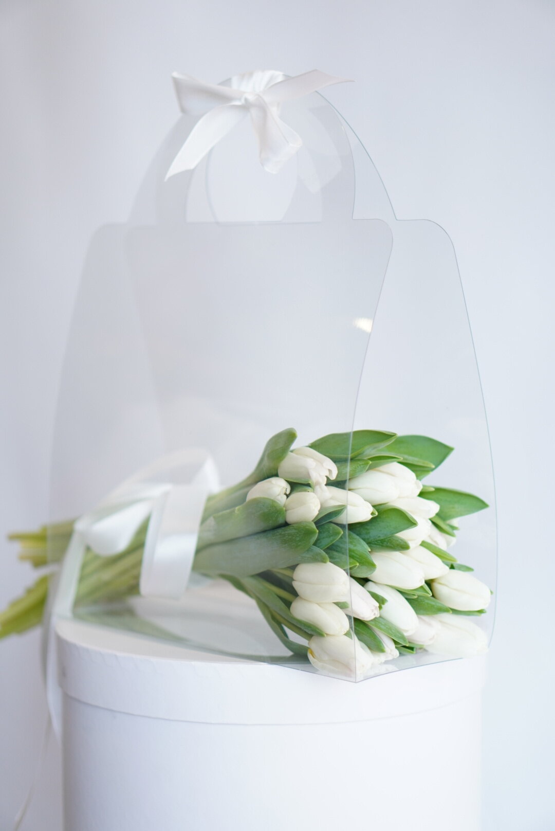 Монобукет из нежных белых тюльпанов в прозрачной сумочке,25 шт