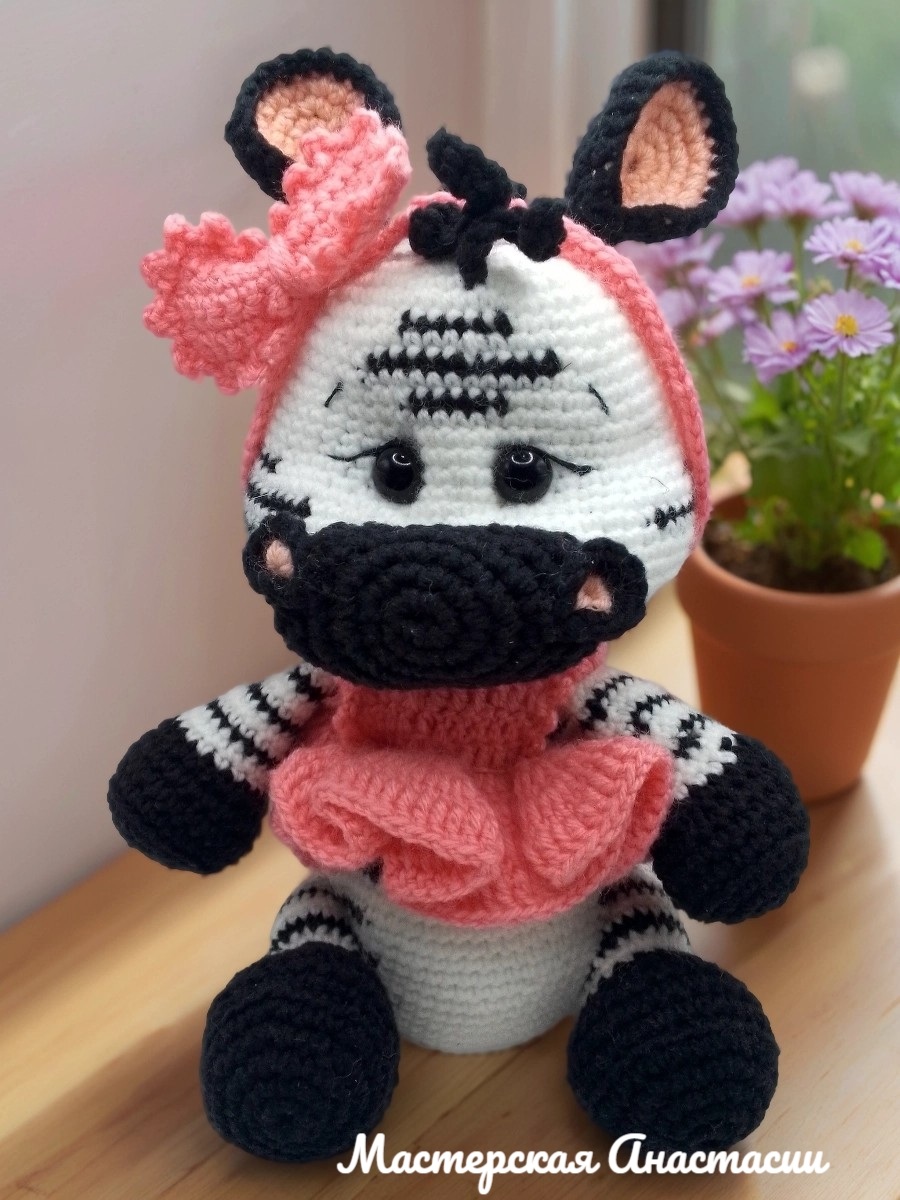 Вязаная зебра Лили крючком в розовом платье для детей от трех лет