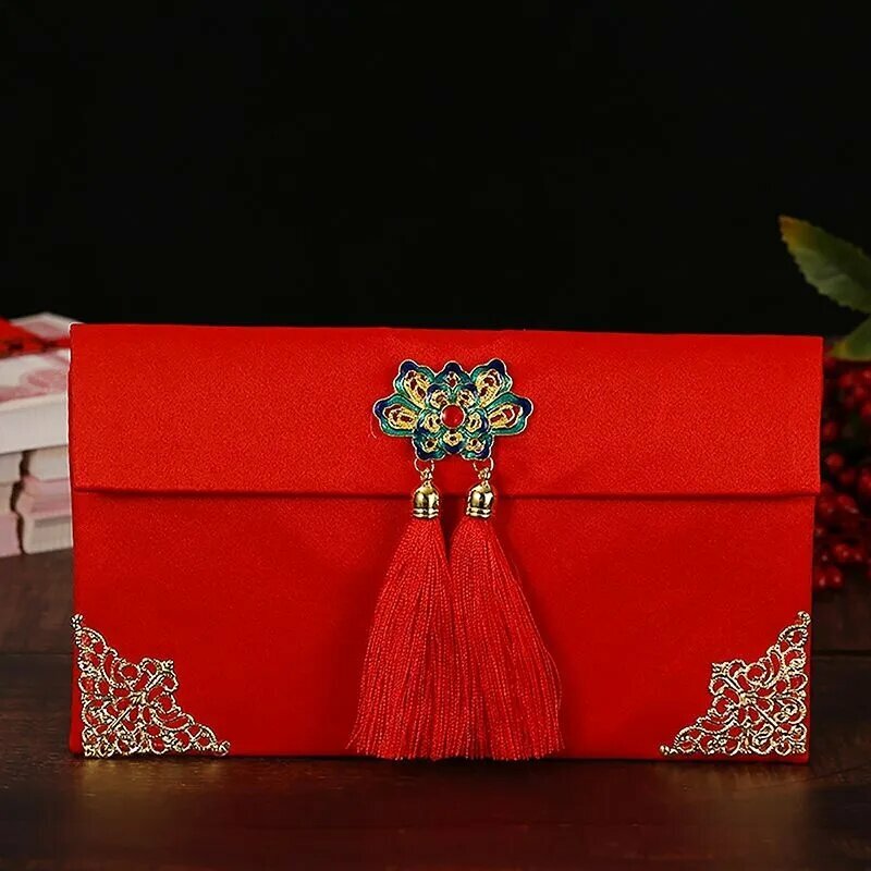 Атласный красный конверт