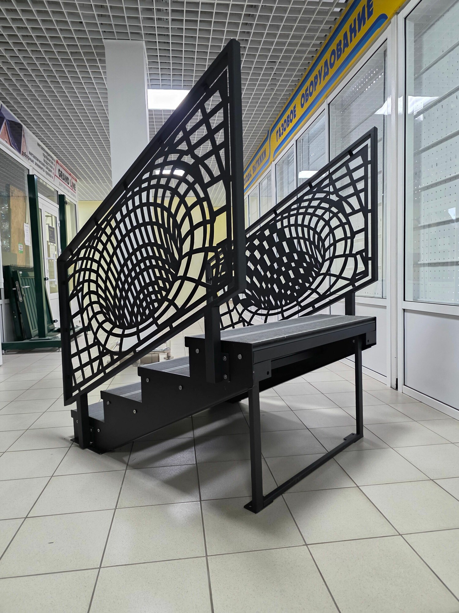 Лестница-крыльцо 4 ступени, с ступенями ДПК, перила "лазерная резка" с двух сторон. Ширина 1м, высота 60 см.