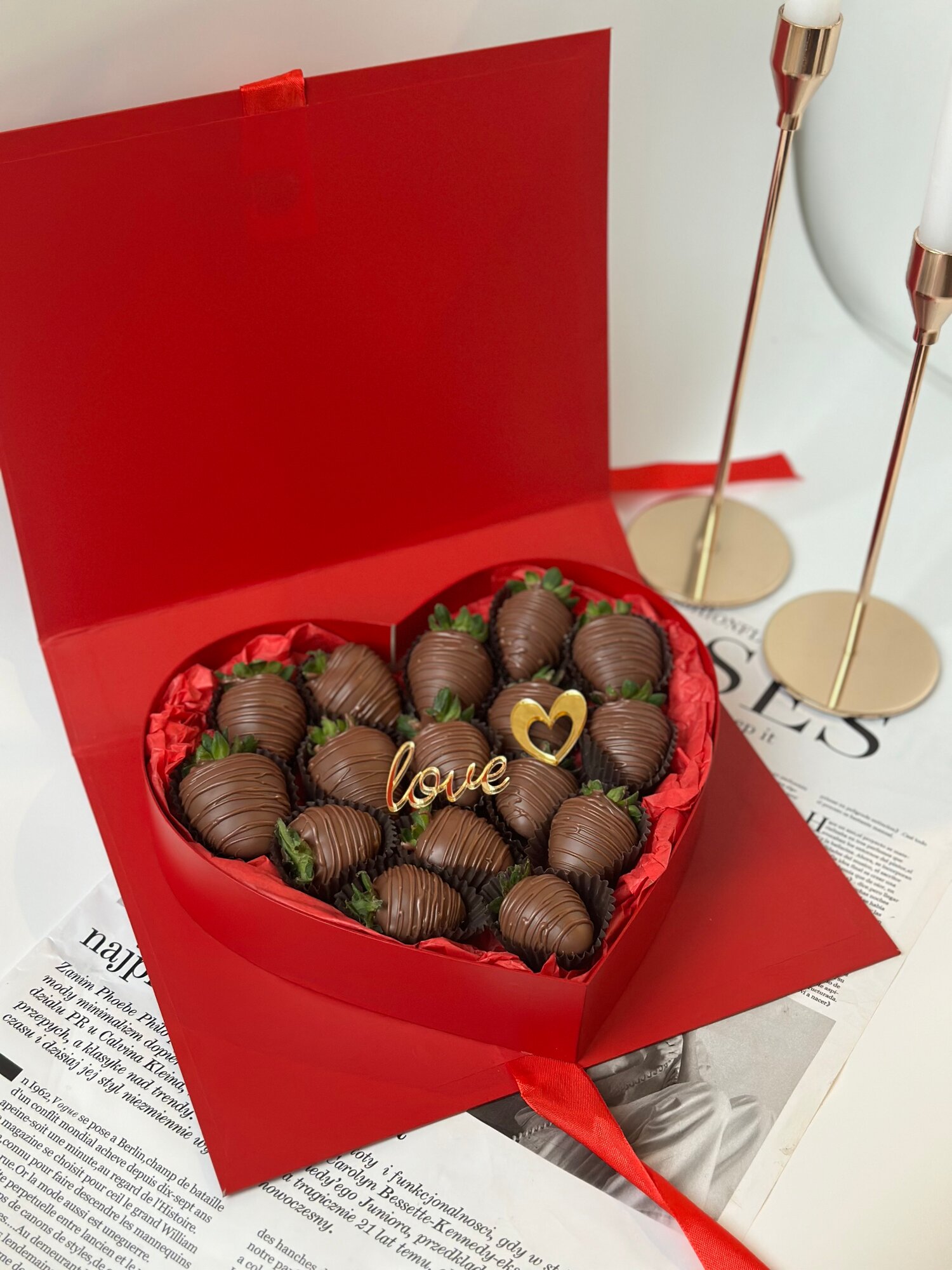 Клубника в бельгийском молочном шоколаде в подарочной упаковке для любимой , коробка - сердце