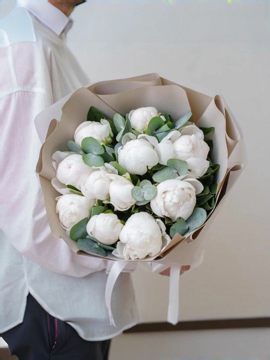 Букет из 11 белых пионов и эвкалипта