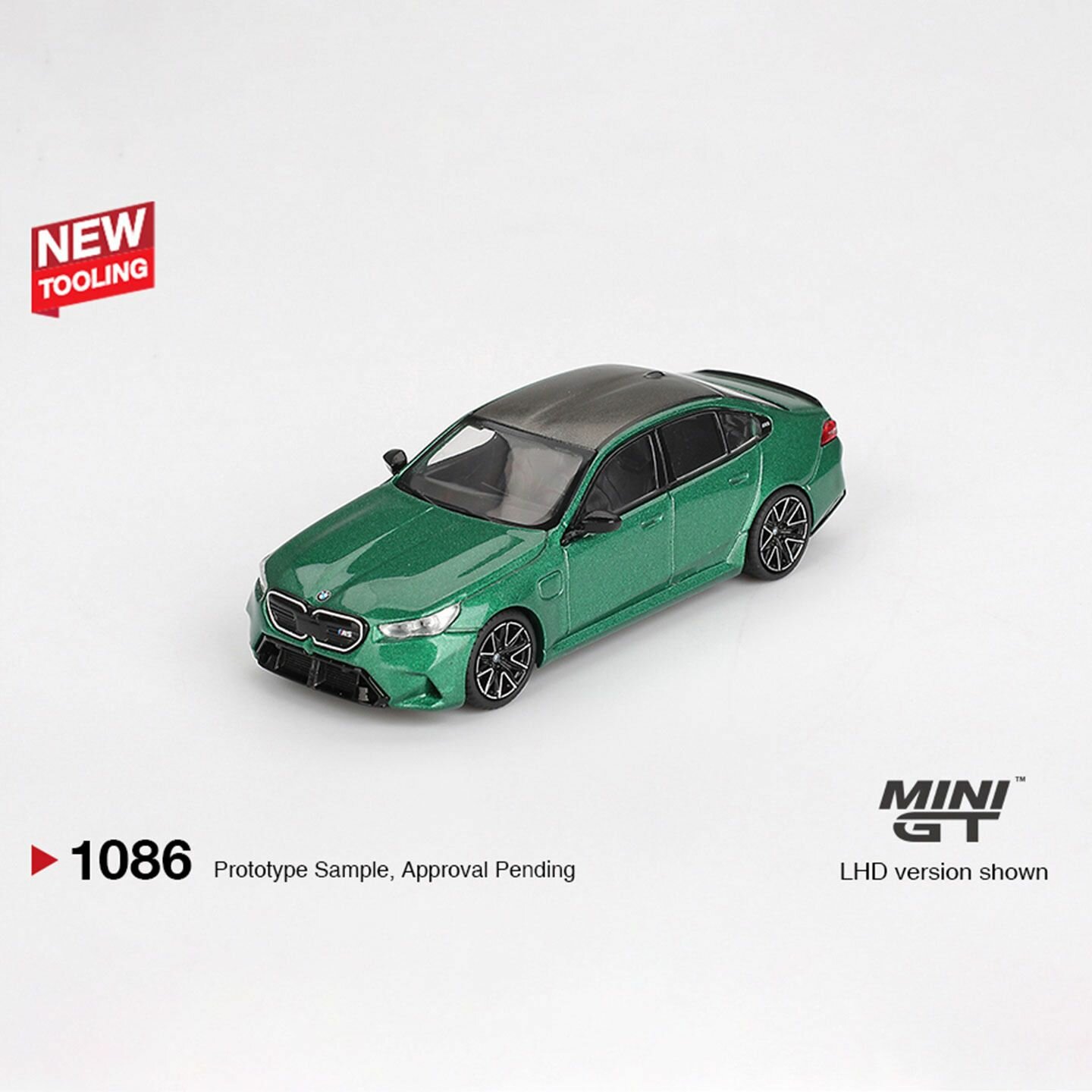 Машинка MINI GT 1/64 #1086 BMW M5 (G90) Isle of Man Green Metallic Die-cast Alloy Car Model Collection Gift