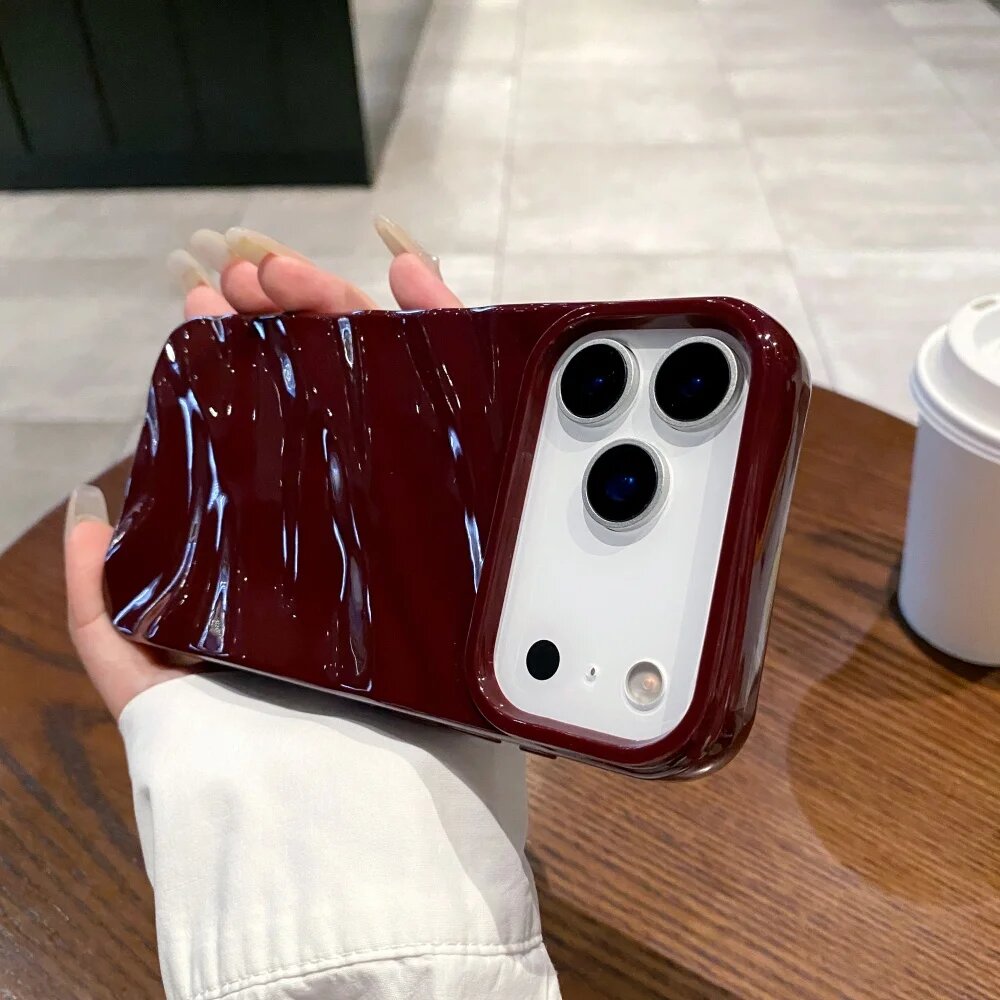 Бордовый чехол для iPhone 16 Pro с волнистой текстурой