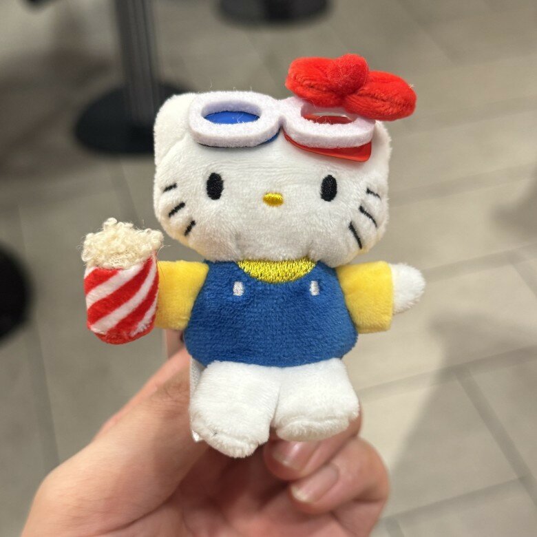 2026 Новейшая коллаборация Четвертое издание KT Клубника Сакура Черный кожаный плавательный круг Подвеска для альпинизма Плюшевая кукла Украшение для рюкзака