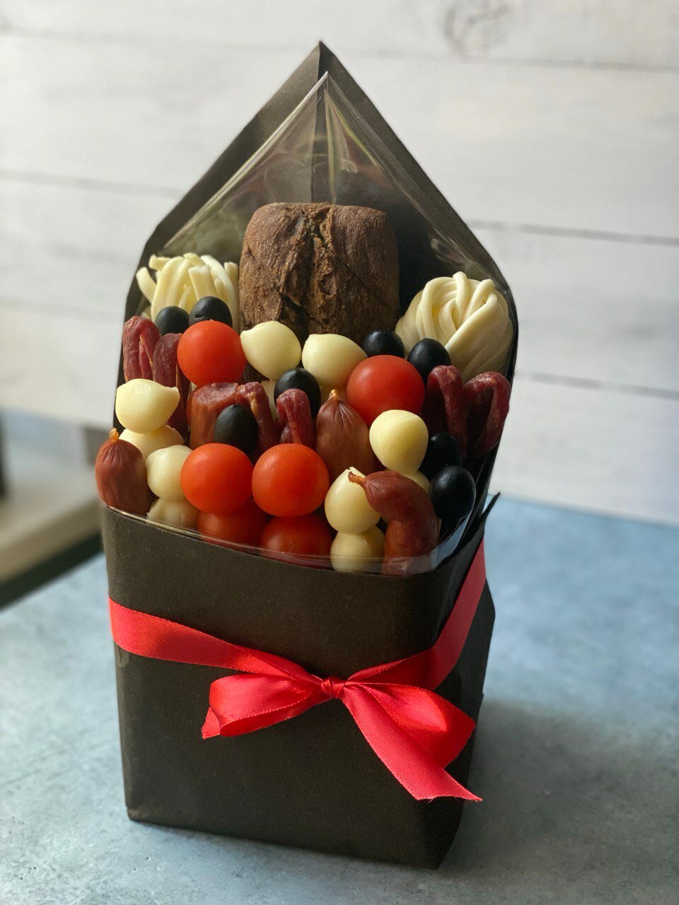 Букет «Парма мини» с колбасками, сыром, помидорами, маслинами и багетом — подарок на 23 февраля, День Рождения