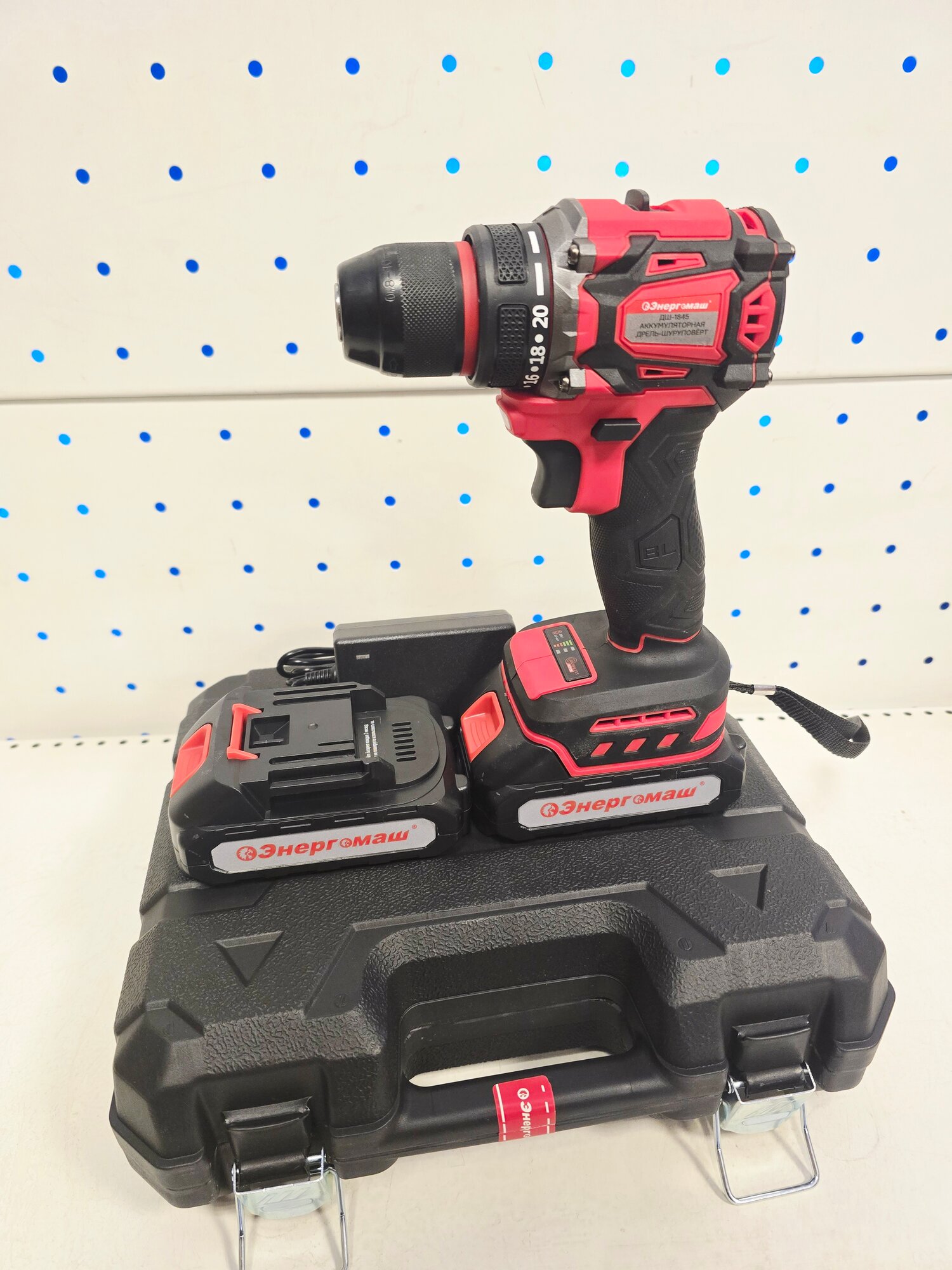 Аккумуляторный бесщеточный дрель-шуруповерт для дома и гаража Энергомаш ДШ-1845, 18В, 2х2Ач, 45Нм, подсветка, кейс, ЗУ