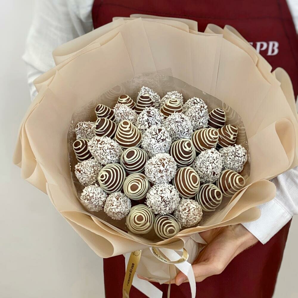 Букет из клубники в шоколаде в подарок девушке, маме, папе, подруге "Кларк" M, вкусный подарок на день рождения