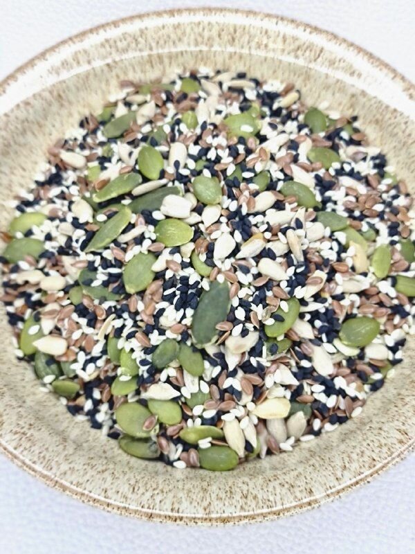 Салатная смесь ( Лен, семечки подсолнечника, кунжут белый, кунжут черный , семена тыквы)