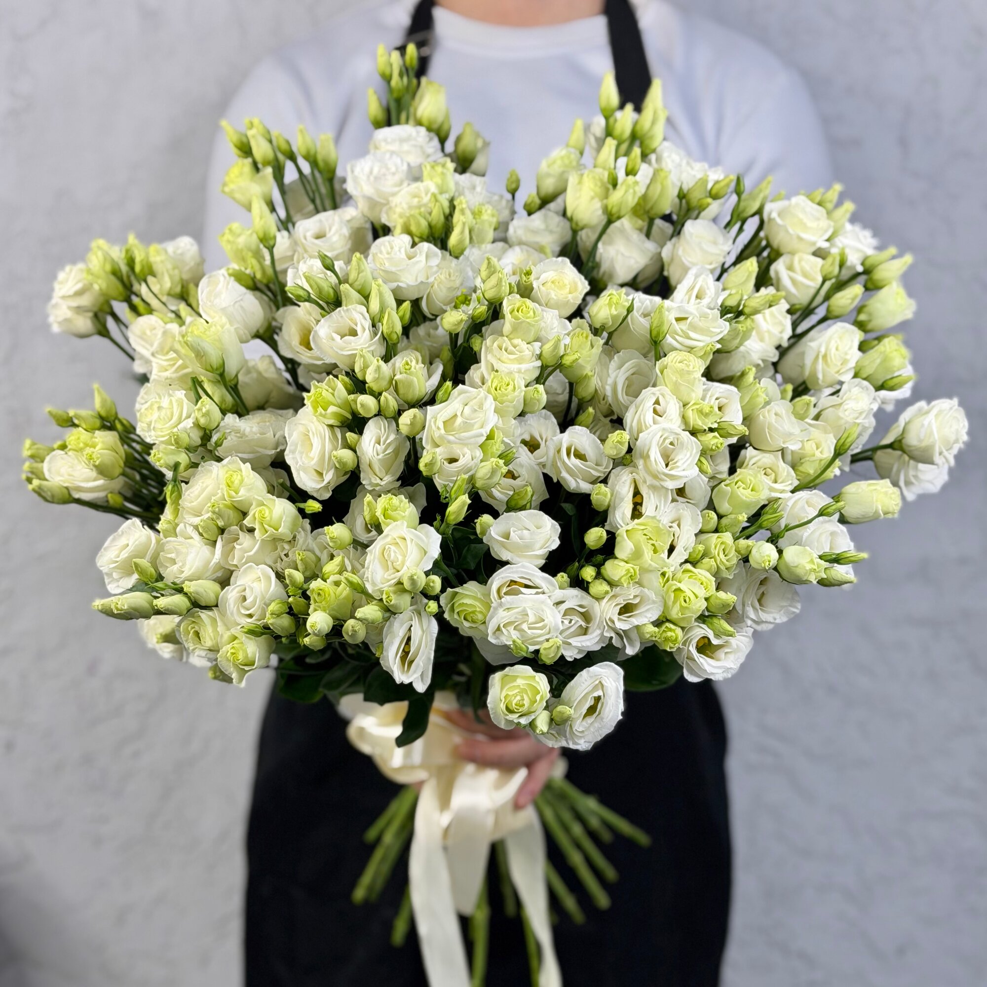 Монобукет Rybe-Flowers, эустомы белые, 29 шт, высота 70 см, под ленту