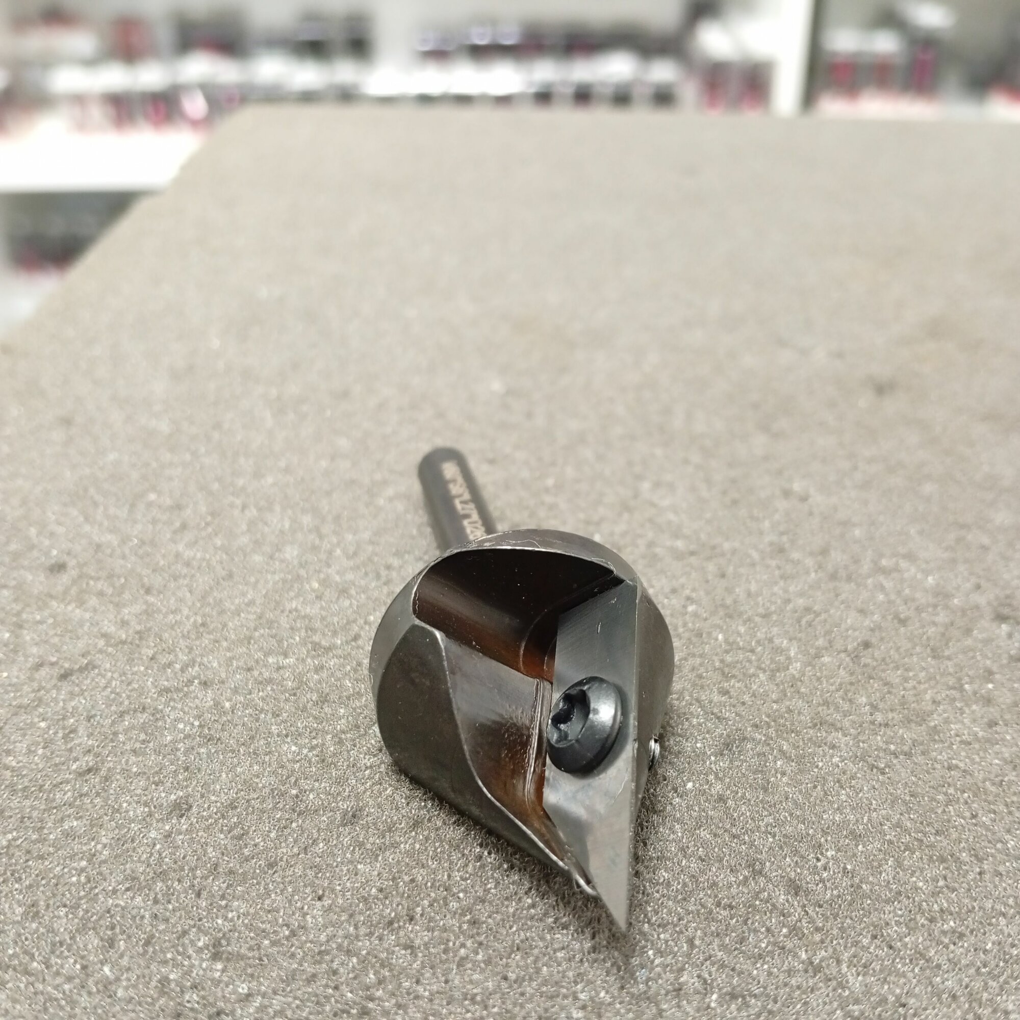 Фреза V-образная 60 градусов со сменным ножом для тримера хвостовик 6 мм D 27 мм l 26.8 мм хв.12мм