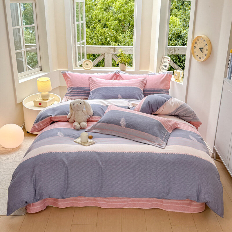 Осенне-зимний четырехпредметный комплект простого утепленного постельного белья из полиэстера и хлопка с принтованными простынями и пододеяльником от Nantong Home Textiles.