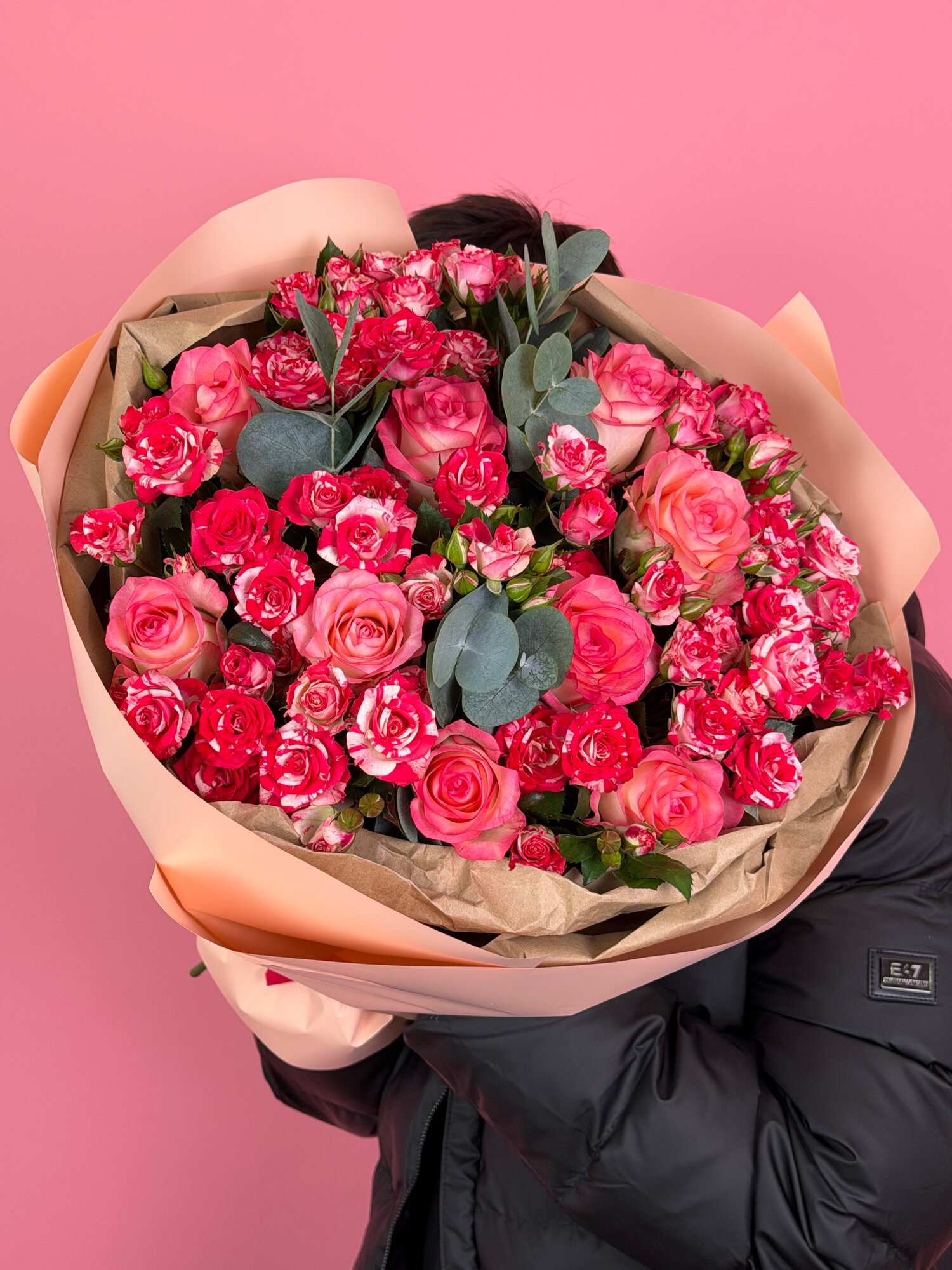 Красивый сборный букет из бело-малиновых роз Джумилия и кустовых роз Фаерворкс с доставкой