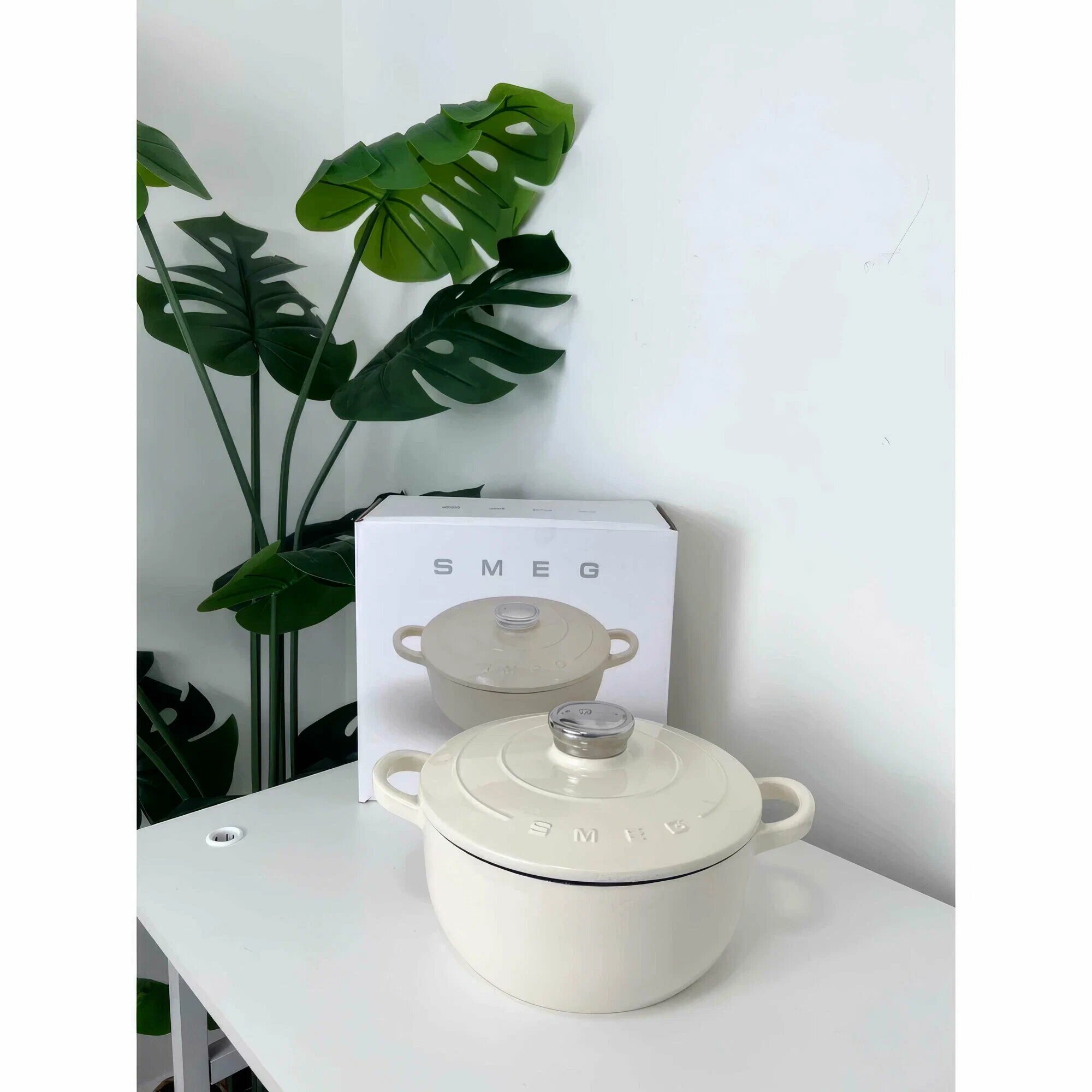 Кастрюля Smeg, чугунная, бежевая, с антипригарным покрытием, 4.2 л