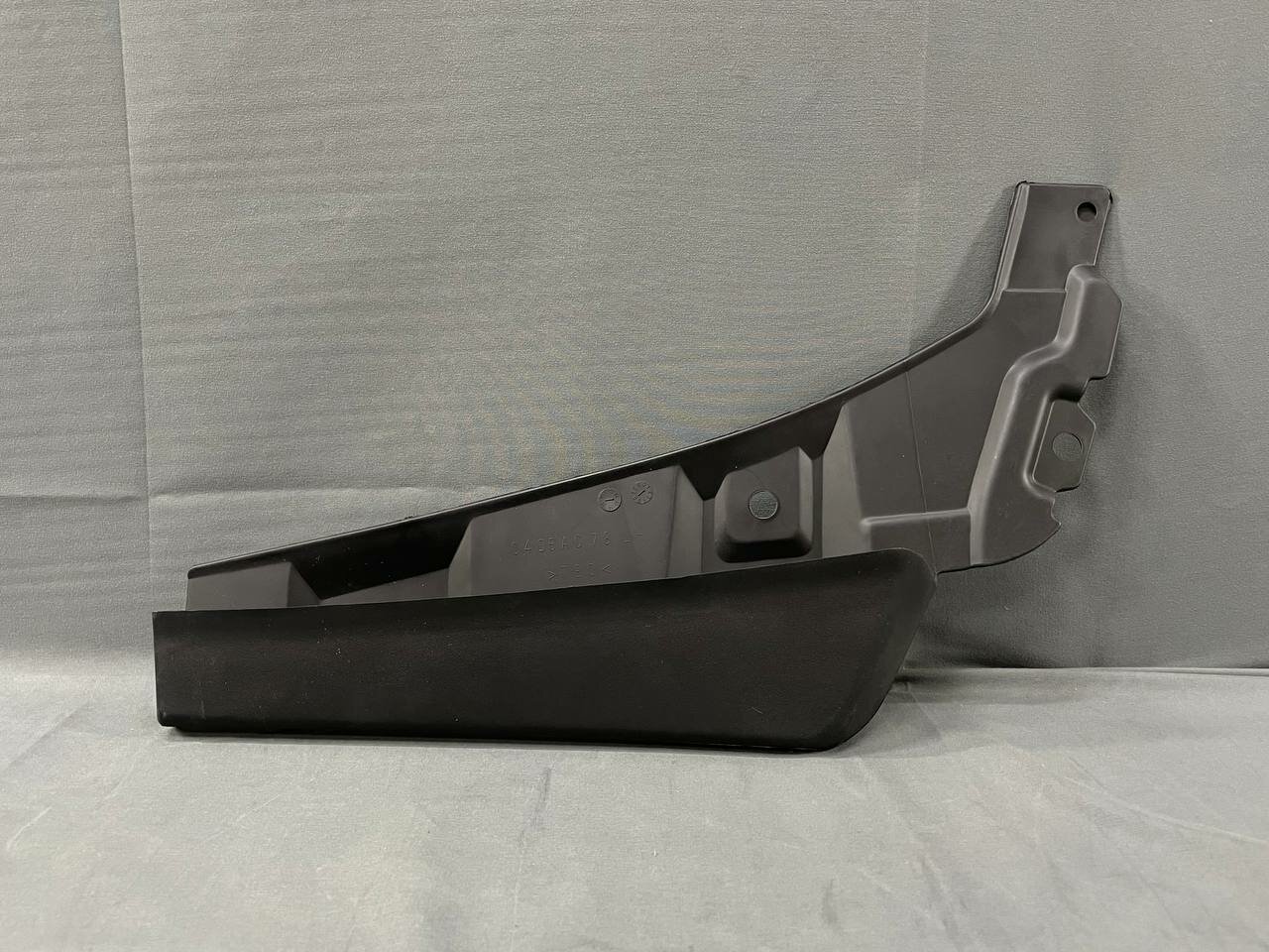 Брызговик передний левый Mitsubishi LWMB42031L