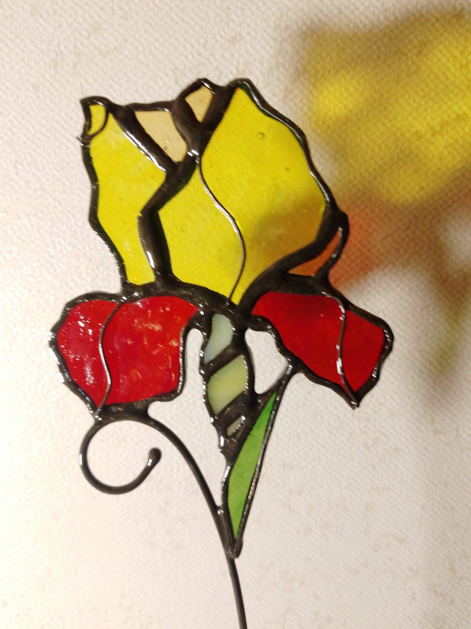 Витражный декор/топпер для цветочного горшка "Ирис красно-желтый"