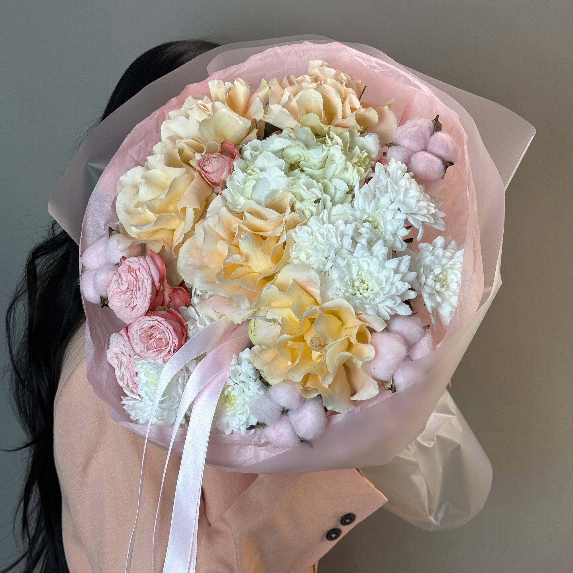 Букет Воздушный", нежная гортензия, розы, хризантема, круглая упаковка