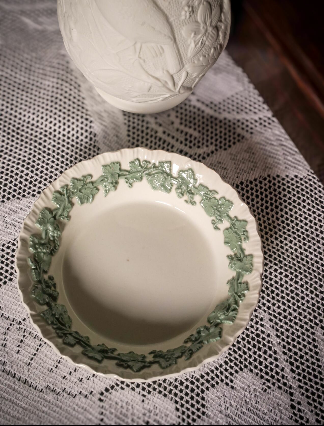 Тарелка с лозой Wedgwood Queen's Ware, Англия, 1950-1960 гг.