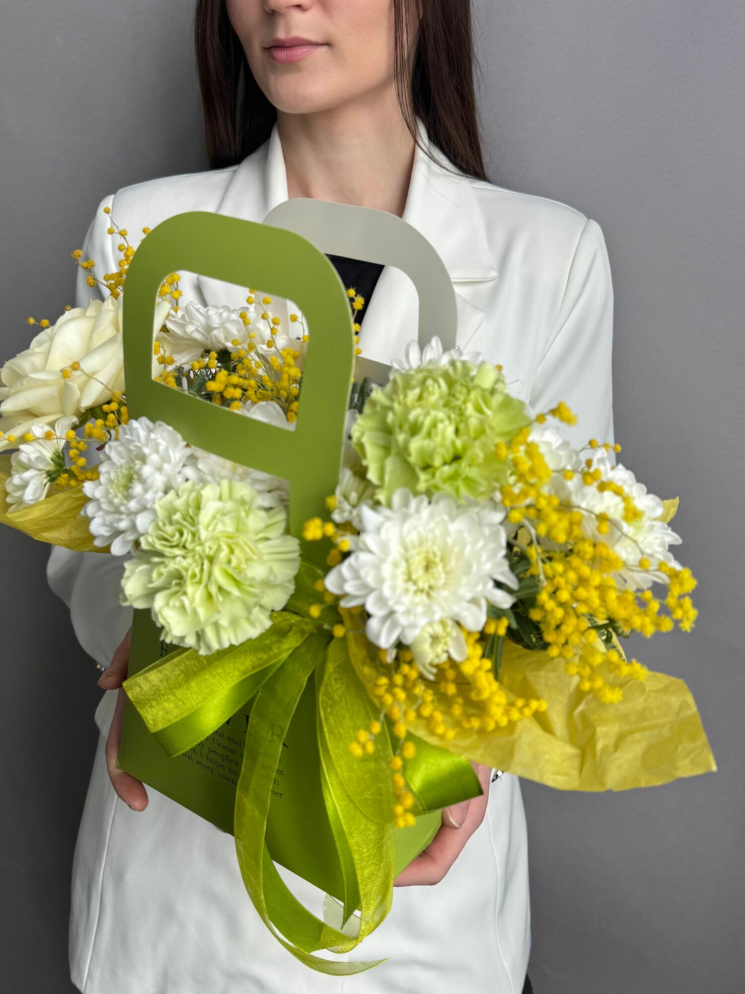 Букет цветов из мимозы и роз