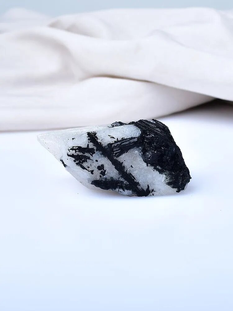 Натуральный камень "черный и белый турмалин не подвергался обработке (3-5 см 1 шт)