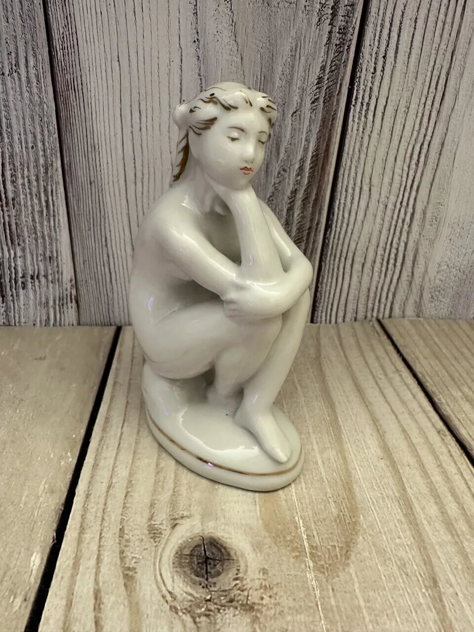 Статуэтка Девушка на камне Фарфор Лфз 70 годы винтажная редкая