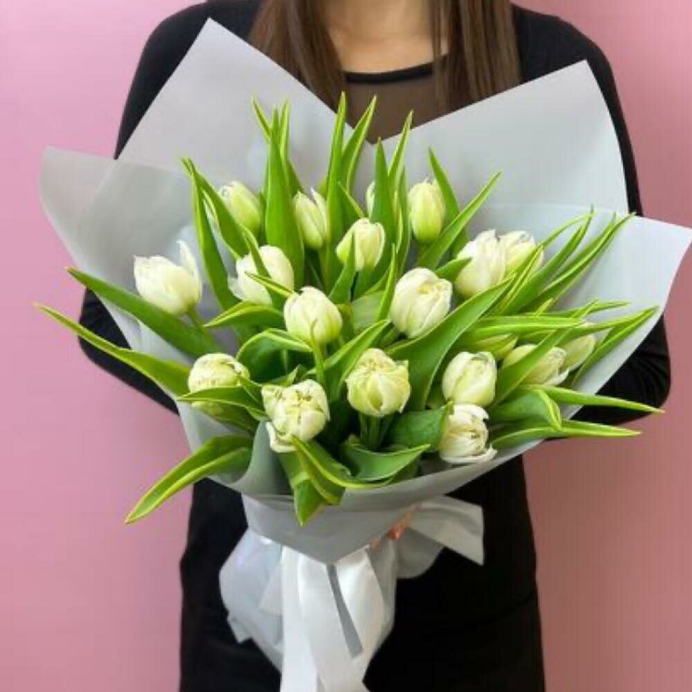 Букет Весна из 25 белых тюльпанов на 8 марта, весенний и светлый, 45 см. высотой