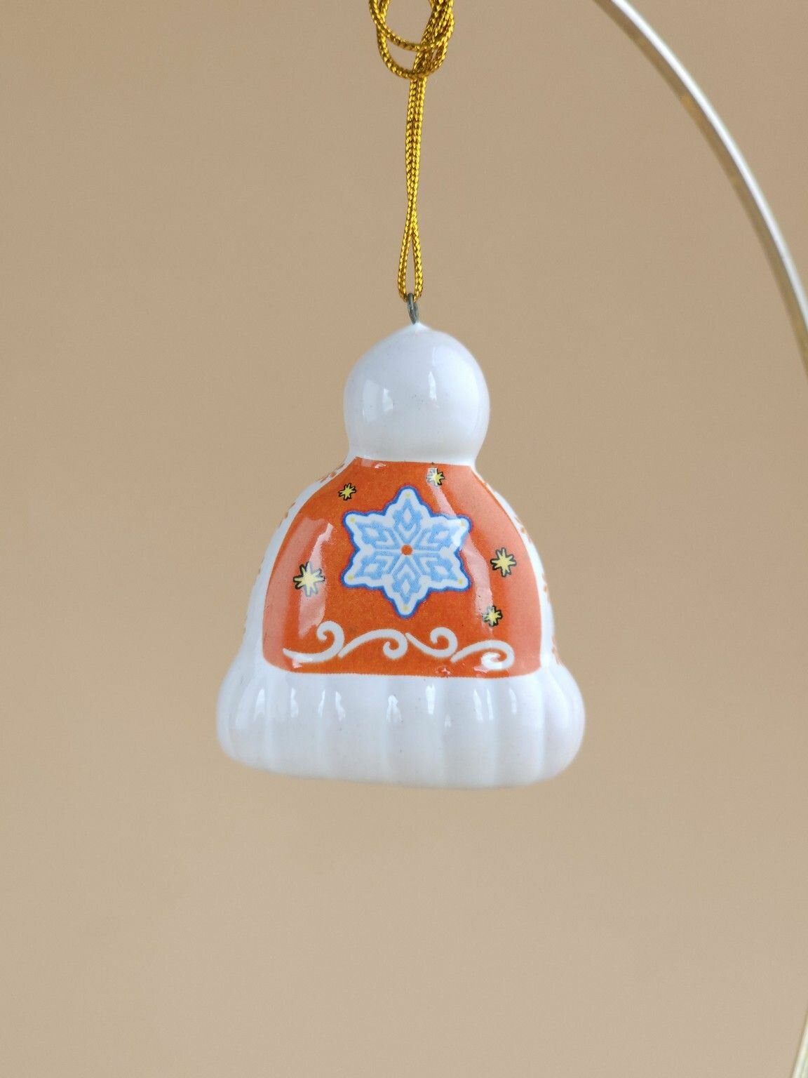 Ёлочная игрушка "Шапочка". Ярославская майолика. Керамика ручной работы. Сделано в России.