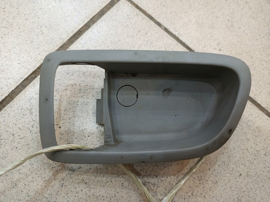 Накладка ручки внутренней задней левой от Mazda Demio DY 2003-2007