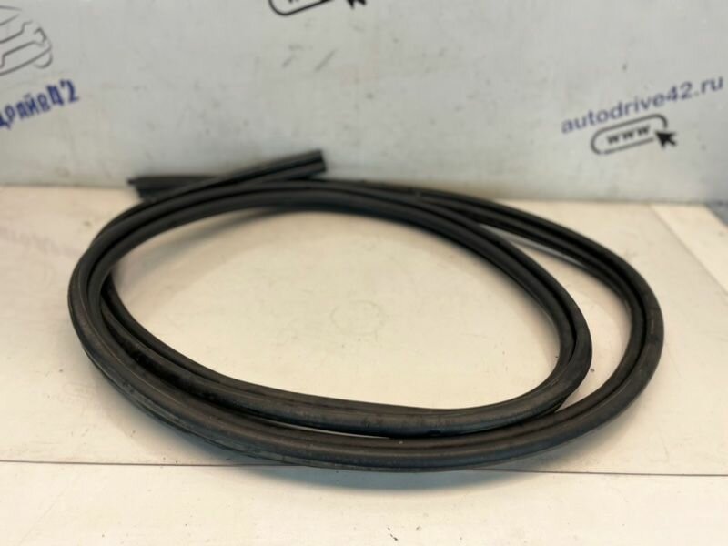 Уплотнитель двери багажника Nissan Terrano 2017 908306776R D10 F4RE410 (с пробегом)