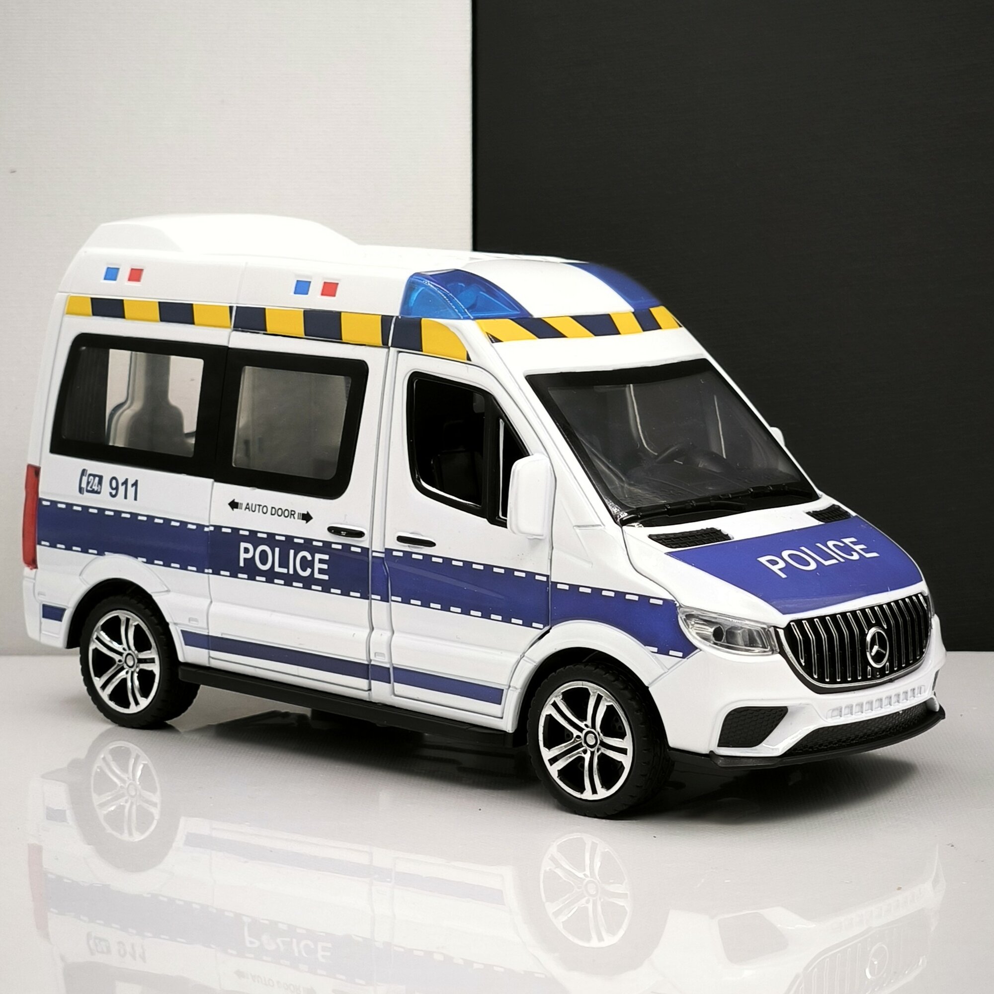 Машина металлическая Mercedes-Benz Sprinter Полиция с световым и звуковым сопровождением. Масштаб 1:24