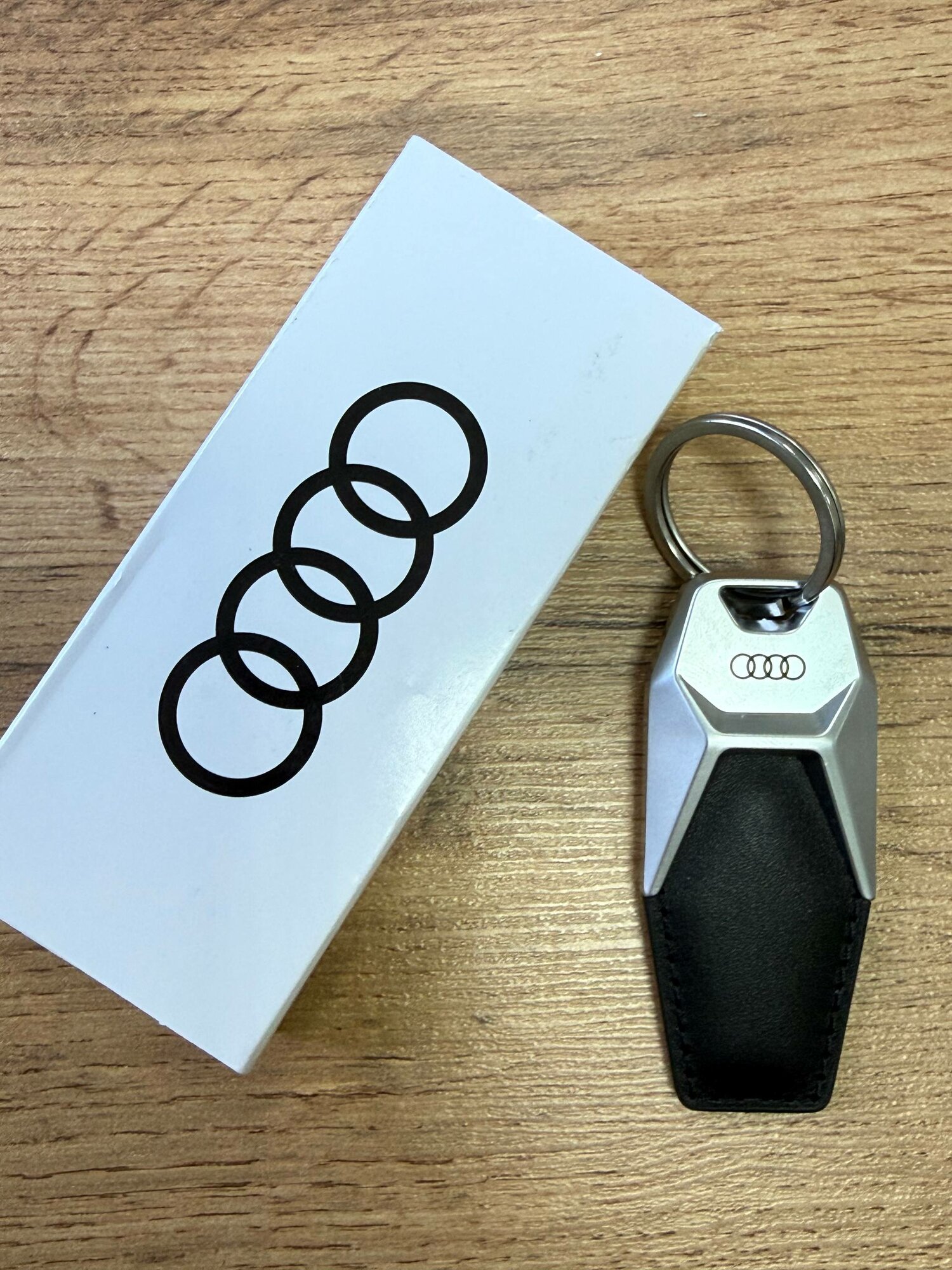 Оригинальный брелок Audi кожаный с металлической вставкой, VAG, 3181900600