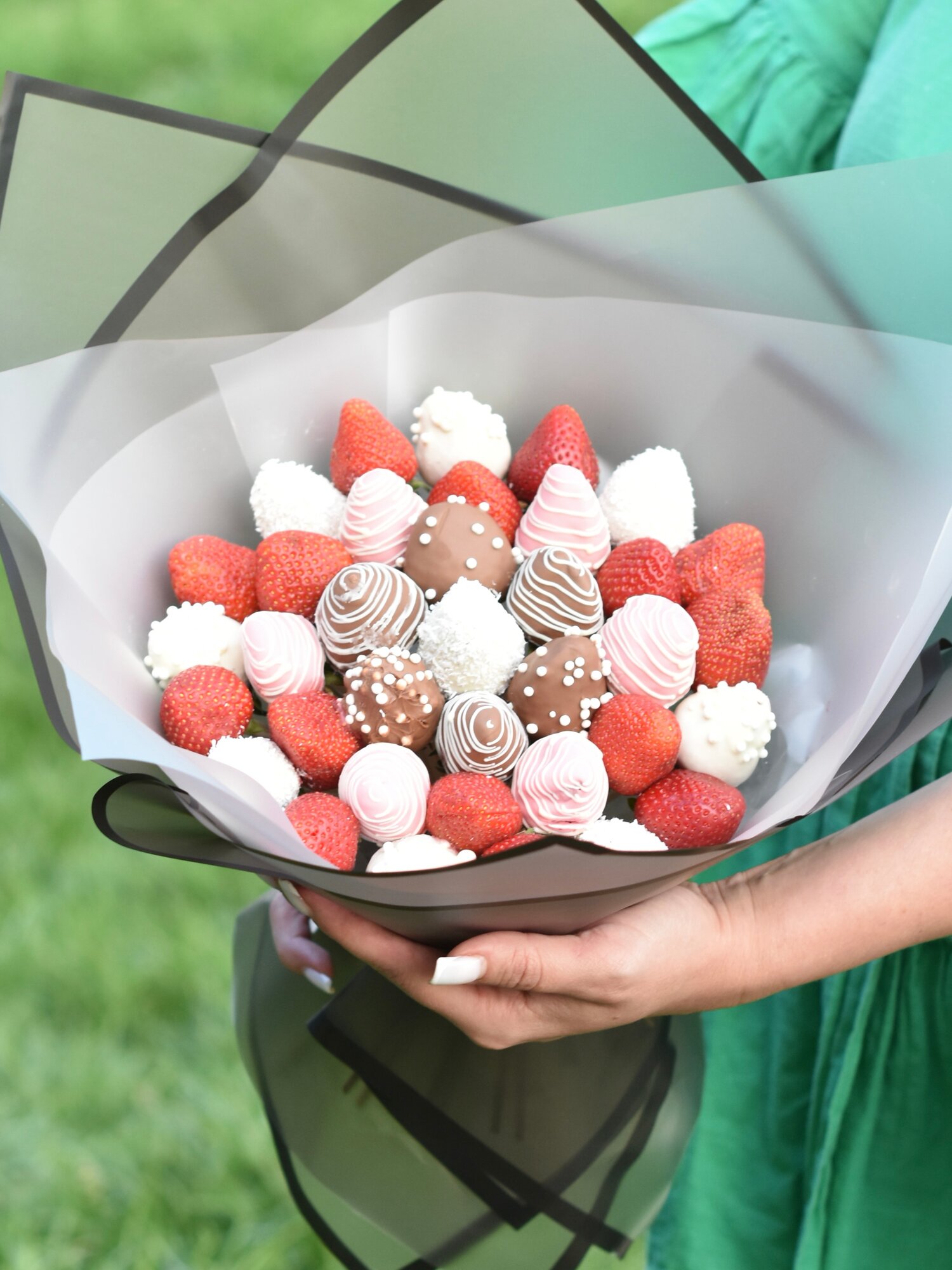 Букет из клубники в белом и молочном шоколаде «Candy», для любимой девушки, мамы, коллеги, сестры, жены, подруги, 24-35 шт