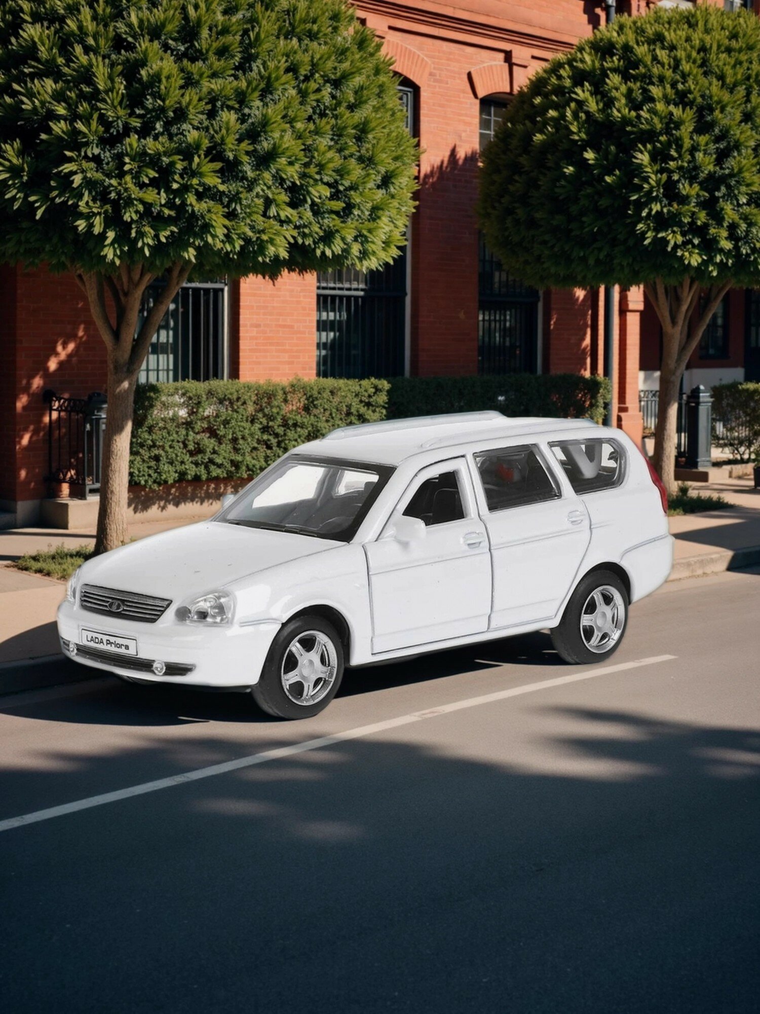 Машинка металлическая инерционная Технопарк "lada priora" 12 см, белая